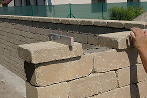 Gartenmauerabschluss - Betonsteinmauer mit Abdecksteinen finalisieren ...