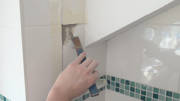 Einzelne Fliesen austauschen - Anleitung und Tipps vom Fliesenleger | Fliesen legen @ diybook.de