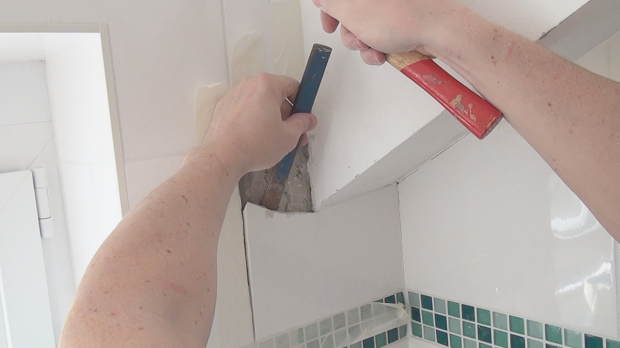 Einzelne Fliesen austauschen - Anleitung und Tipps vom Fliesenleger | Fliesen legen @ diybook.de