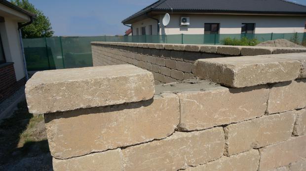 Gartenmauerabschluss - Betonsteinmauer mit Abdecksteinen finalisieren ...
